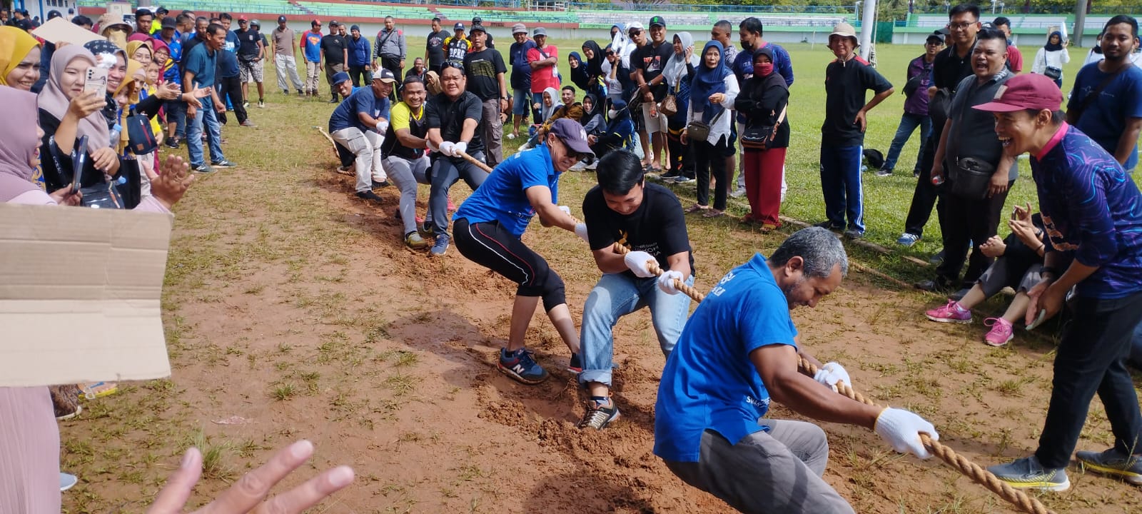 Lomba Tarik Tambang Putra pada HUT KORPRI Ke-52 – DKISP Tarakan