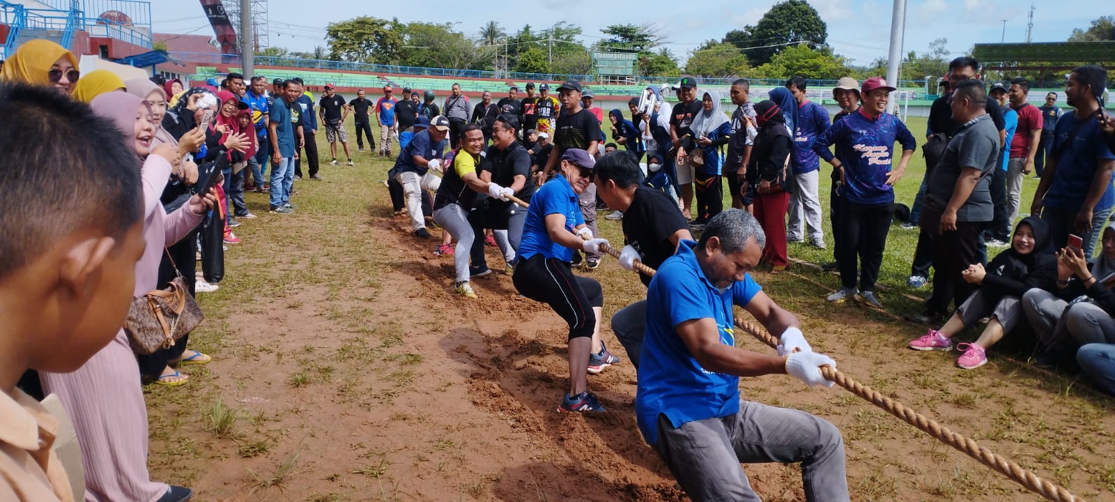 Lomba Tarik Tambang Putra pada HUT KORPRI Ke-52 – DKISP Tarakan
